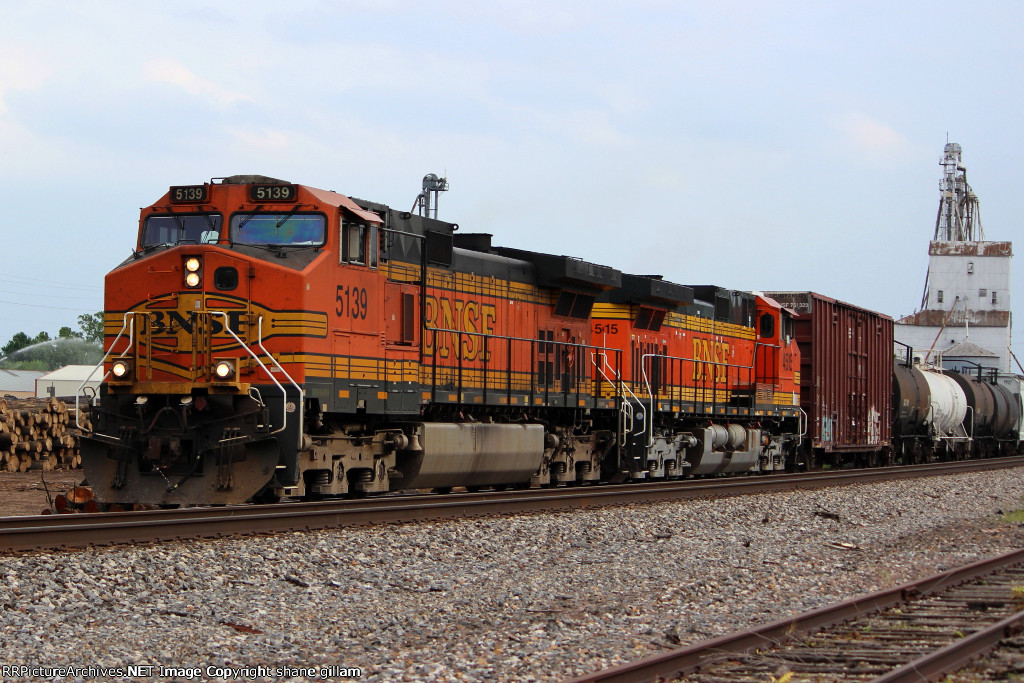 BNSF 5139 leads a freight train into the siding.